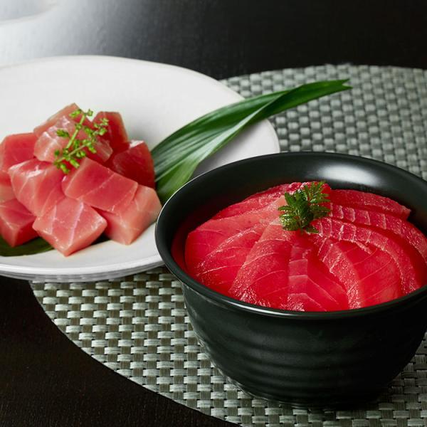 【発売日：2025年07月09日】【商品説明】熟練したプロの目利きが選び抜いた天然目鉢鮪、通称三崎マグロの赤身切り落とし。不定形の切り落とし500gを2パック、合計1kgご用意しました。普段の食卓にプラス1品。天然まぐろが華やかに彩ります。...