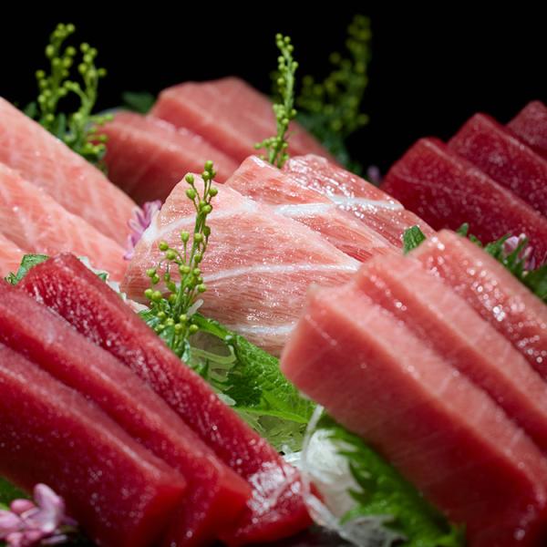 【発売日：2025年07月09日】【商品説明】【本まぐろ】は 世界有数の美味しさを誇るアイルランド沖のまぐろは、脂の質や味、色目が上品質。【目鉢まぐろ】目鉢鮪中トロのしっとりとしたトロの舌触りと味わい。赤身は色の鮮やかさに加え、さっぱりとし...