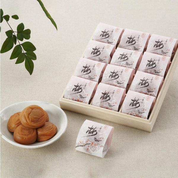 【発売日：2024年04月11日】【商品特徴】大粒の南高梅を和紙袋に、一粒一粒ていねいに手詰めし、桐箱入りの贈り物に仕上げました。【商品区分】食品【保存方法】常温【原材料(アレルギー表記含む)】梅、漬け原材料（食費、還元水飴、発酵調味料、魚...