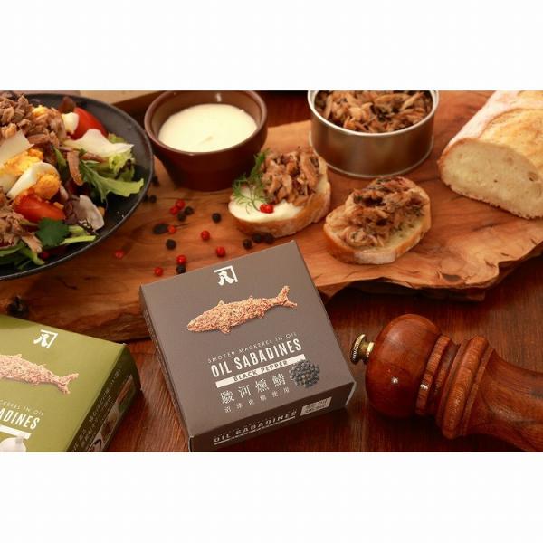 【発売日：2024年04月11日】【商品特徴】UMAMI文化の伝統と未来。ただのさば缶にあらず。サバの水煮缶はいくらでもありますがこのオイルサバディンは静岡県沼津産のサバに拘り、伝統のサバ節製法で燻製加工をして、ほぐした後綿実油、オリーブオ...