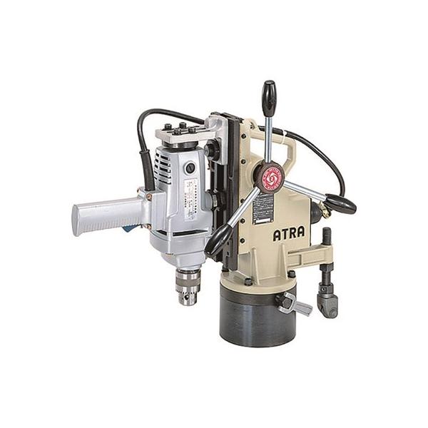 【発売日：2024年04月22日】特長●磁気吸着式の優れた「保持力」と「ドリルポイント設定」が容易なドリルスタンドの電気ドリル付です。●電気ドリルを取り付ける手間が省け、即使用可能です。●穴あけ能力10mm〜25mmまで5機種のシリーズ化で...