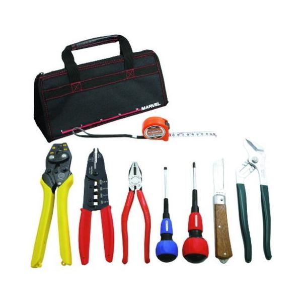 【発売日：2022年06月23日】【商品詳細】●電気工事士技能試験を受験するための基本工具+JIS C-9711適合品の圧着工具（リングスリーブ中小用）のセットです。●多機能なVA線ストリッパーで切る、測る、剥く、のの字曲げの作業が効率よく...