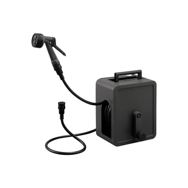 【発売日：2024年04月24日】特長●雨風や直射日光からホースを守り、傷みにくくするフルカバーホースリールです。●アーチ状の巻き取り口がホースの片寄りを防ぐので、ホースの巻き取りが簡単です。●アクアガンと蛇口口金を付け替えることで、手持ち...