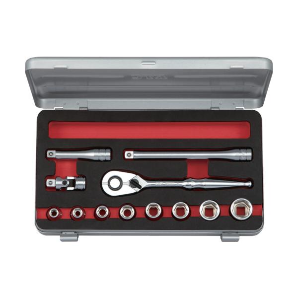 【発売日：2025年05月21日】特長●自動車整備・機械整備に最適です。●ユーザーニーズに合わせた入組内容、使い勝手を考えたレイアウトです。●9.5sq.ラチェットハンドルは、BR390（90枚ギア）を採用しています。●工具の管理に便利な発...