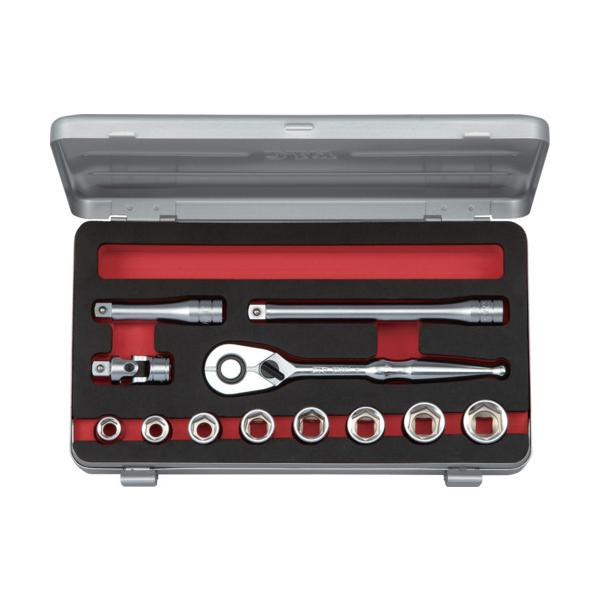 【発売日：2025年05月21日】特長●自動車整備・機械整備に最適です。●ユーザーニーズに合わせた入組内容、使い勝手を考えたレイアウトです。●9.5sq.ラチェットハンドルは、BR390（90枚ギア）を採用しています。●工具の管理に便利な発...