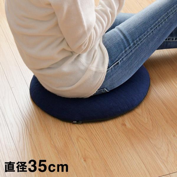 【発売日：2022年08月17日】洗える【円座クッション：約R35cm】【優れた弾力性の3D樹脂ファイバー】立体的に絡み合った素材で適度な弾力性がありヘタリにくく使いはじめの状態を維持します。【中材は丸ごと水洗い!】ジャブジャブ洗えていつも...
