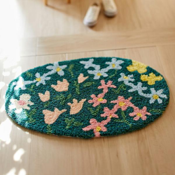 【発売日：2020年12月16日】■サイズ45cm×70cm■組成アクリル90%ナイロン10%■生産国日本製■パイル長10mm　　■機能性防ダニ加工滑り止め■特徴お花畑の中に足を踏み入れたような可愛い変形マット。