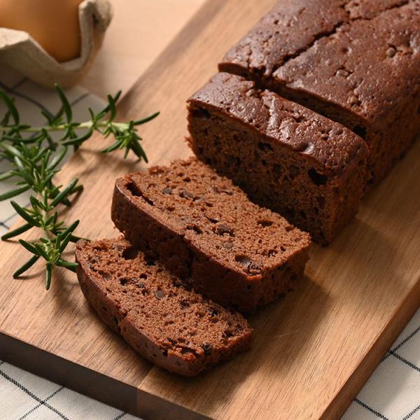 【発売日：2026年04月27日】【商品詳細】香料をいっさい使用せずに作ったカカオ分７０％の力強くピュアな香りのチョコレートを使用したケーキです。濃厚な風味の生地に練りこんだチョコチップの食感も楽しめます。原材料一括表示:鶏卵（国産）、小麦...