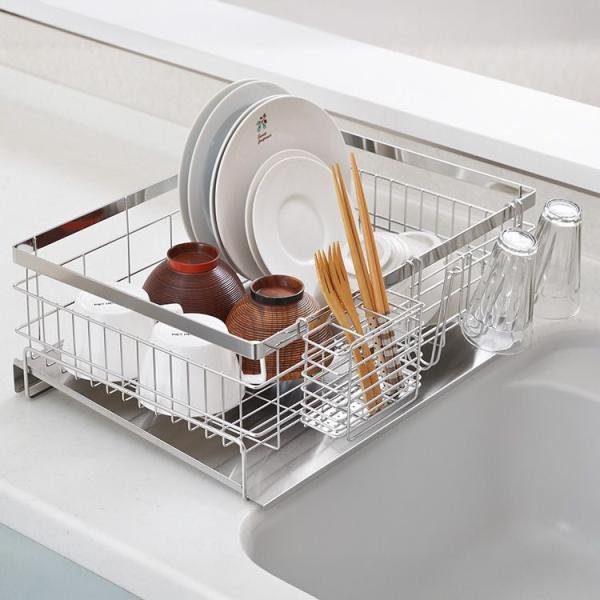 【発売日：2026年03月16日】■商品説明贅沢な水切りバスケット!フラットバーとワイヤーの組み合わせたシンプルなデザイン。水が流れるトレー、グラスやまな板の水を切るホルダー、底がはずせるカトラリーラックと全てにおいてハイクラスの一品です。...