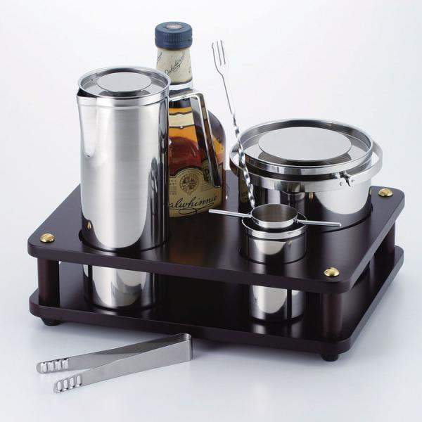 【発売日：2023年10月24日】清潔感と高級感のあるステンレス製のウォーターポットとアイスペールにメジャーカップ・バースプーン・スタンドを木台にセットしました。大人のリラックスタイムを演出します。晩酌からパーティーシーンまで幅広く活躍しま...