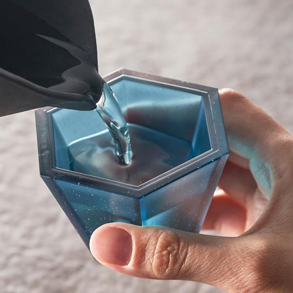 【発売日：2026年04月15日】角器（ＫＡＫＫＩ）は、曙産業の器の新ブランド。第一弾は升のデザインからインスパイアされた「六角お猪口」です。哺乳瓶にも使われる安心の「トライタン」製。ガラスのように透明なのに割れずに安心。食器洗い乾燥機対応...
