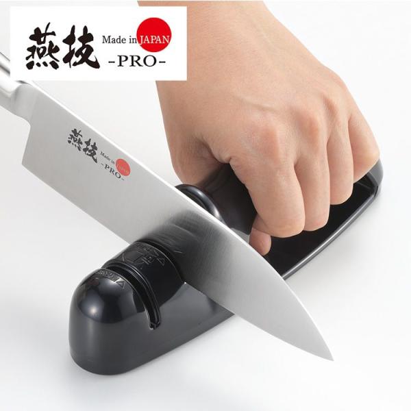 【発売日：2026年03月16日】■商品説明両刃研ぎ、片刃研ぎ、ハサミ研ぎ付きのトリプル設計。■商品仕様サイズ/約193×54×54mm（約110g）、材質/本体：ABS樹脂（耐熱温度80℃）、砥石：アルミナ系セラミック、底ゴム：天然ゴム