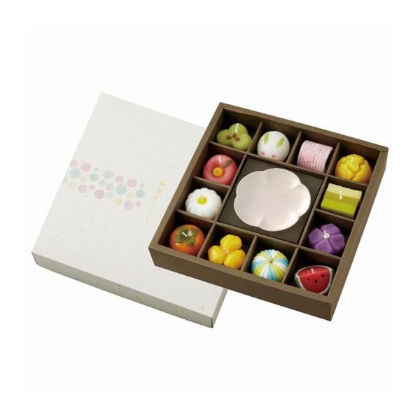 【発売日：2024年05月17日】【商品特徴】月命日ごとにひとつづつ、季節のお供え。移ろいゆく日本の美しい四季を丁寧に表現した、手作りの和菓子蝋燭。月命日ごとに火を灯し、お供え頂けます。甘い香り付（和三盆のイメージ）。セット内容：季節の和菓...