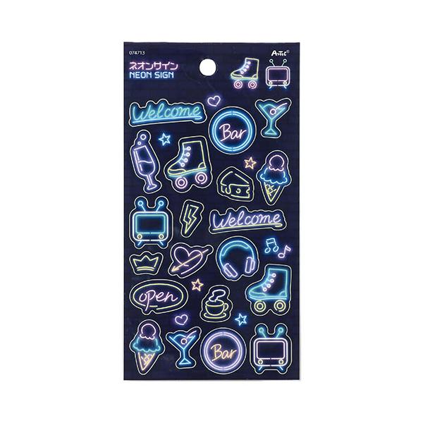 【発売日：2025年10月29日】【商品概要】80'sムードをまとったポップでレトロなネオンサイン。懐かしいのに今っぽい、貼るだけで気分も上がるシートシールです。ヘッドフォンやローラースケート、カクテルグラスなど80’sモチーフが並ぶユニー...