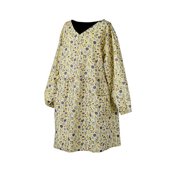 【発売日：2025年09月19日】【商品説明】・首周りはVネックですっきりと、ウエストにはふんわりギャザーが入ったスタイル。・フラワーモチーフとリーフモチーフをバランス良く散りばめた優しい印象のデザインです。【仕様】●素材:綿100%●保証...