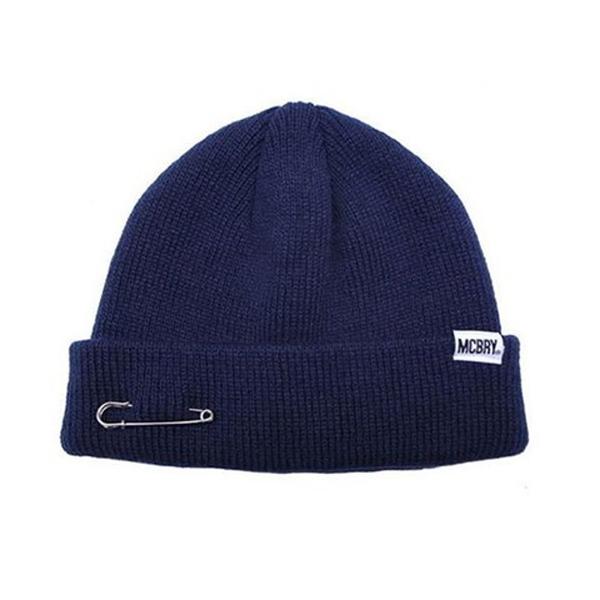 【発売日：2024年11月14日】MCBRYSHORTBEANIE(NAVY)特長●ユニセックスデザインMACKBARRYのアイテムは、全てユニセックスデザイン。シンプルなデザインなので、コーデに取り込みやすいです。●様々なシーンで着用いた...