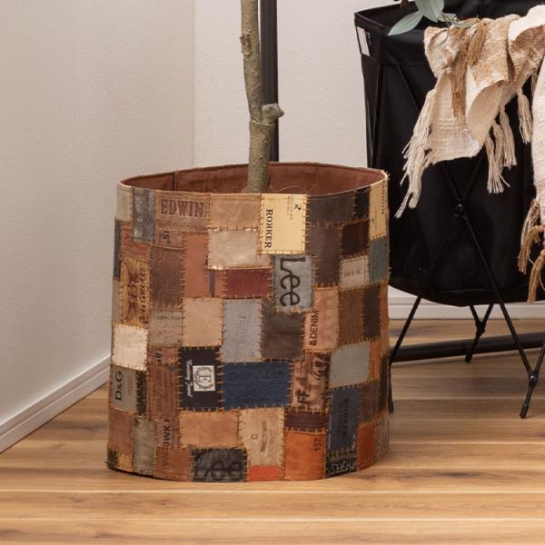 【発売日：2024年01月10日】■商品サイズ幅105×奥行×高さ35cm■素材本革 コットン■生産国インド■特徴●かぶせるだけのプランターカバー●鉢植えのまわりを囲うように覆うだけの便利なプランターカバーです。重い鉢植えを持ち上げることな...