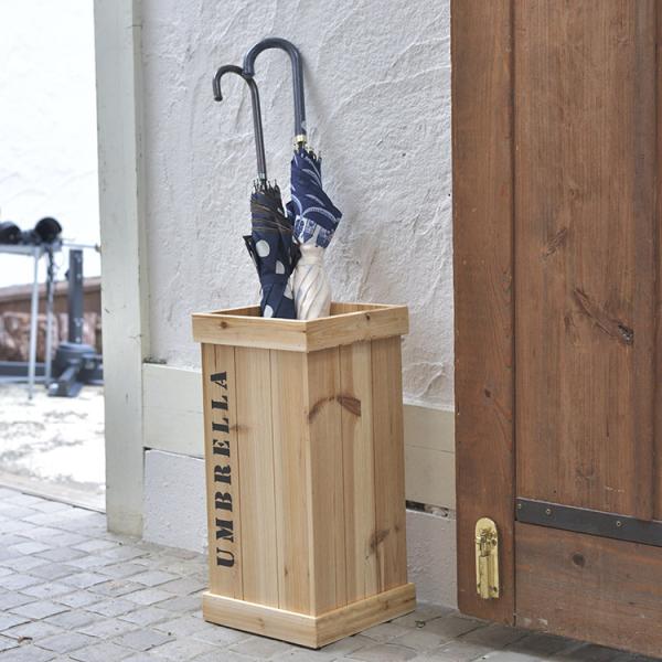 【発売日：2024年07月12日】■商品サイズ幅21.5×奥行21.5×高さ44cm■素材天然木(杉) 水性ラッカー塗装 スチール■生産国中国■特徴●天然木（杉）を使用した、個性的でデザイン性のある傘立て。●底部分にはスチール製のトレーが付...