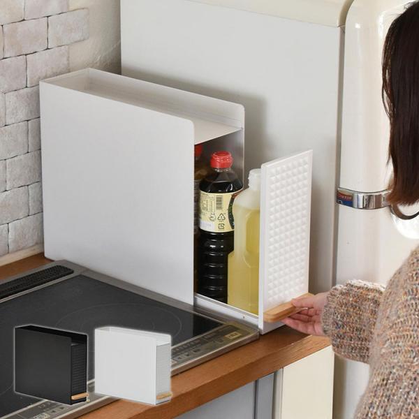 【発売日：2025年07月25日】■コンロ横スペースに、奥行きがコンパクトなタイプのスライド収納調味料ラック。醤油やみりんなどの大きい調味料ボトルも入る引き出し収納で、調味料を油はねや調理汚れから防げます。よく使う塩やコショウ、砂糖などのス...