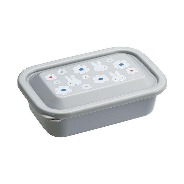 【発売日：2022年09月02日】【商品詳細】〜天然鉱石タルク配合〜石油由来成分削減!環境に優しい天然鉱石を20％樹脂に配合した商品です。食材が潰れにくいふわっとフタ。中身が片寄りにくい、高めの仕切付き。指をかけて開けやすいフタ。スタッキン...