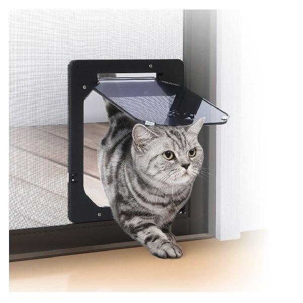 【発売日：2025年04月28日】【商品詳細】●取付けはペットドアを網戸の室内と室外に挟み込みネジで固定します。●網戸本来の機能も損ないません扉には半透明のアクリルを使用し、扉の外側の警戒心をやわらげる様に配慮しました。●寸法:幅190mm...