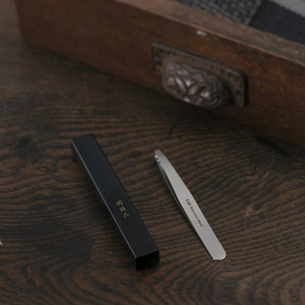 【発売日：2025年04月28日】【商品詳細】●精密に先端の合わせが調整された先斜めタイプの毛抜きです。●本体サイズ:111×17×15mm。●重量:24g。●材質:毛抜き/ステンレススチール、ケース/ABS樹脂。