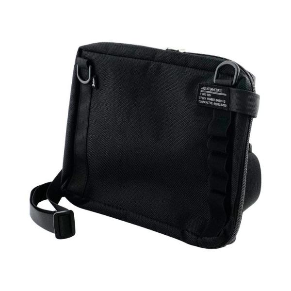 【発売日：2025年11月06日】商品情報●梱包作業、工事現場での小物携帯に!。●BIGMAN965型シリーズからスリムで丈夫なサコッシュが登場。●ストッパーを外すと開口部が大きく開き、出し入れがしやすい。●ストラップを付け替えれば縦型・横...