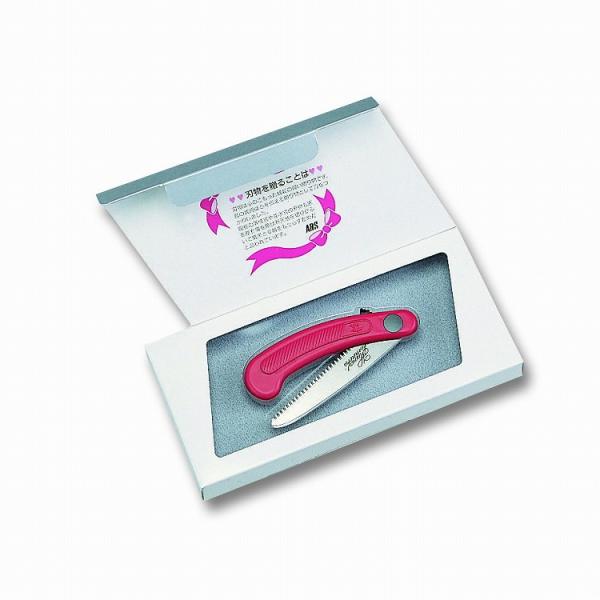 【発売日：2024年01月25日】【商品説明】●小さくても高性能。●ポケットサイズでシャープな切れ味。刃長90mmのコンパクトな鋸「花小町(IK-10-R)」のギフトです。 【商品詳細】●個装サイズ（mm）：240 × 120 × 30●個...