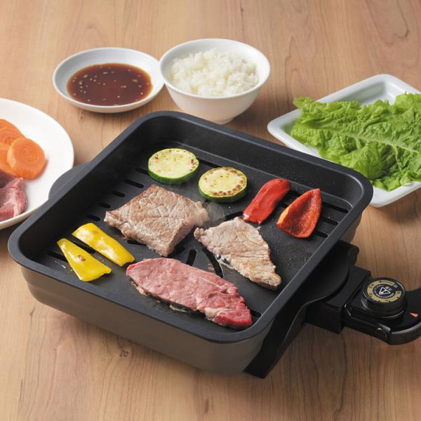 【発売日：2025年03月06日】煙が出にくく食卓で熱々が食べられる焼き器。余分な油が穴あきプレートから落ちてお肉やお魚がヘルシーに焼きあがります。焼肉・焼魚・お惣菜の温めなどに!焼き魚もゆっくり卓上で味わえます水をはるので煙が出にくい温度...