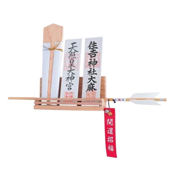 【発売日：2025年02月18日】【商品詳細】壁掛け・置き型兼用の簡易神棚！●軽量設計で簡単に取り付けることができる神棚板です。●壁への傷を最小限に抑える設計で、石膏ボードも取付可能です。賃貸でも使える設計です。●通常配られる頒布大麻を3枚...