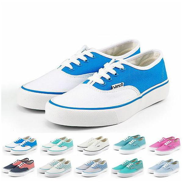 こちらのモデルは、レースアップのデザインです。シンプルな表情の中にも、デザイン性の高さがうかがえる、履き心地も文句なしの人気のスニーカーです。シンプルなフォルムは幅広いスタイリングに活躍します。キャンバス生地を使用していますので、通気性も良...