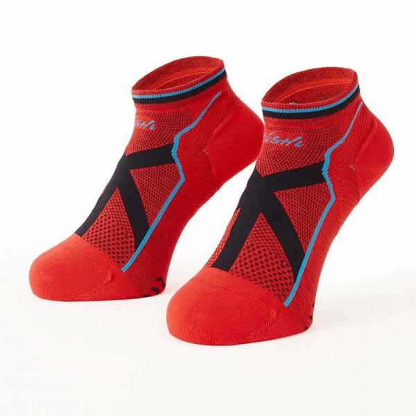【発売日：2026年02月24日】長距離の足の動きに着目したレース専用ソックス。かかとで着地し前足部で離地する長距離アスリートの足に合わせた「L」型のソックス。柔軟性があり、足関節の大きな動きを損なわない設計。ツッパリ感を軽減する大メッシュ...