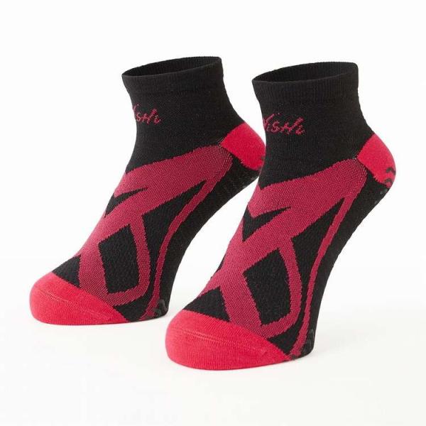 【発売日：2026年02月24日】短距離の足の動きに着目したレース専用ソックス。前足部で着地・離地する短距離アスリートの足に合わせて「J」型に設計したソックス。足底部は高張力設計で、アーチの落ち込みを抑え、前傾姿勢を保つ。ツッパリ感を軽減す...