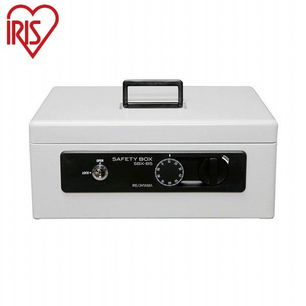 【発売日：2023年10月11日】【商品説明】■グリーン購入法適合商品の手提げ金庫です。■シリンダー錠とダイヤル錠のダブルロックでしっかりと中身を保管し、安全です。■コインカウンタートレーと札入れのダブルトレータイプ。■またコインカウンター...