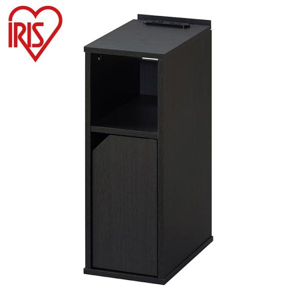 【発売日：2023年06月06日】■商品説明幅が約18cmのスリムなナイトテーブルです。生活感を隠せる扉付きタイプです。ベッドサイドやソファの横、デスク下などに置けるコンパクトなサイズです。ほこりガード付きの電源タップを取り付けられます。ス...