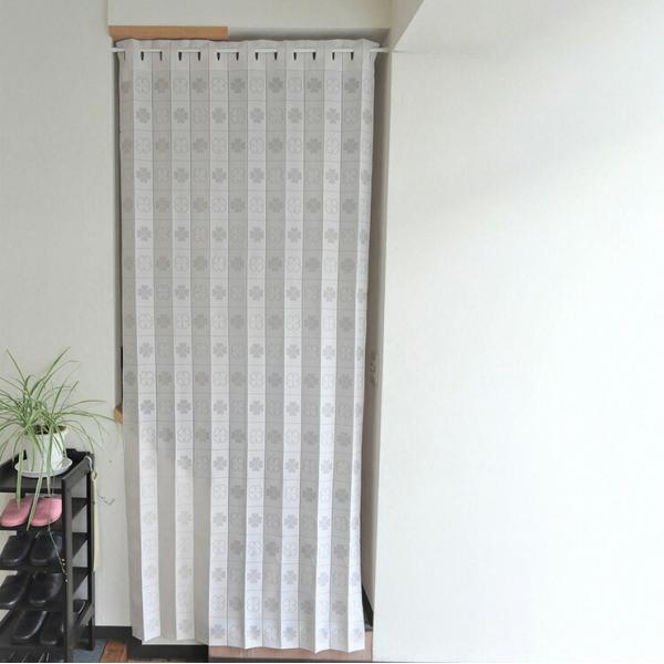 【発売日：2020年10月06日】■サイズ幅100×長さ250cm■素材ポリエステル100%■生産国日本・約10ｃｍ間隔で縦にカットラインがあるので、お好きな長さにはさみで簡単にカット出来ます。・間仕切りや目隠しにご使用頂けます。・不要な時...