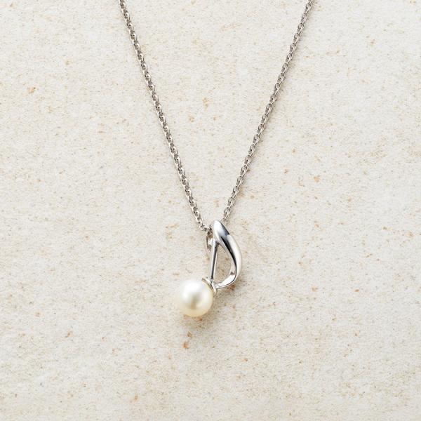 【発売日：2025年11月04日】淡水パールを使った、お洒落な音符デザインペンダントです。真鍮（銀色メッキ）、淡水パール（径約6mm）全長約45cm（アジャスター約5cm含む）、トップ:約1.6×1cm※天然素材使用の為、色・サイズが多少異...