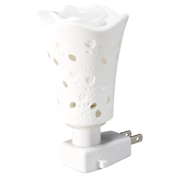 【発売日：2025年11月04日】レリーフになった立体的なランプで、チューリップの柄が浮かび上がります。脱着式の上皿アロマ入れは洗えて便利。磁器、他7×8.5×11.5cm