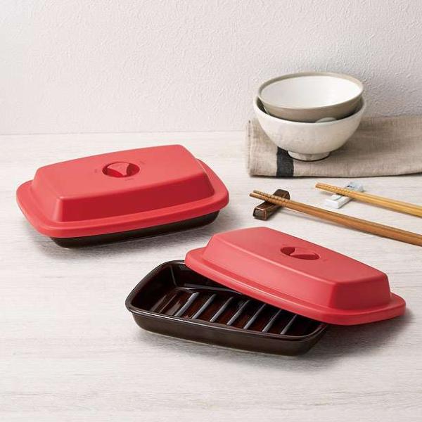 【発売日：2025年11月04日】食材をプレートにのせて電子レンジでチンするだけで、簡単に時短・焼き調理が行えます。底面に施されたマイクロ波に反応する発熱体が、食材を直接加熱し調理時間を短縮します。フタをして調理するので、調理中の庫内の汚れ...