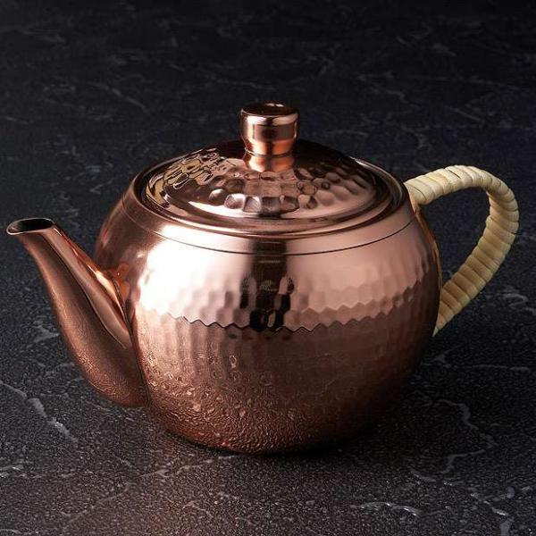 【発売日：2025年11月04日】銅の急須は熱伝導がよく、お茶の出を早めるので、渋みが少なく、甘く、香りの良いお茶を入れることができると言われています。後手急須（径9.6×16×8.5cm・345ml）・ストレーナー（6.9×6.9×4.4...