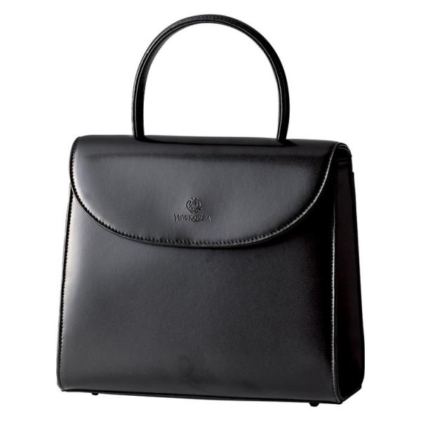 【発売日：2025年11月04日】シンプルなフォーマルバッグは一つ持っていると大変便利です。マグネットホック開閉式。外オープンポケット・内ファスナーポケット×各1室、オープンポケット×2室。牛革（床）22×24×10cm