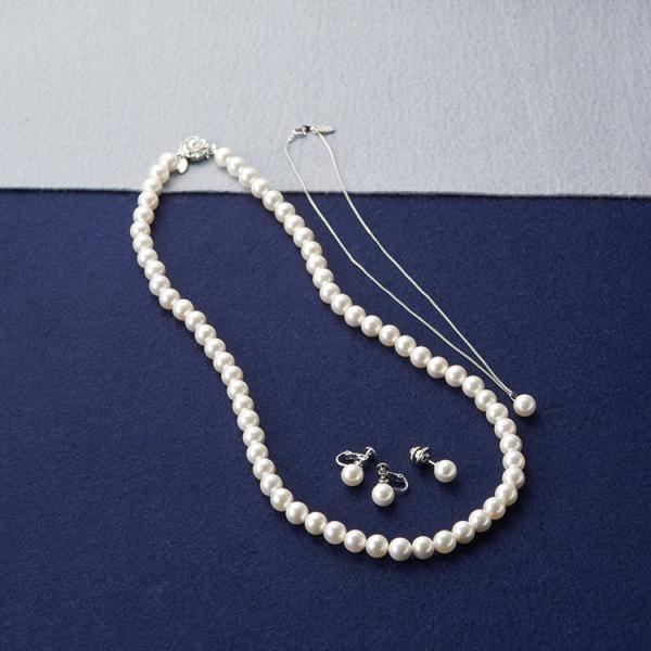 【発売日：2025年11月04日】磨きのパールを使ったネックレス・ペンダント・イヤリング・タックピンのお得なセット。ご自分でお持ちのペンダントや一緒についているペンダント等と合わせたり、シャツやハイネック等に合わせたりと、アレンジしてお使い...