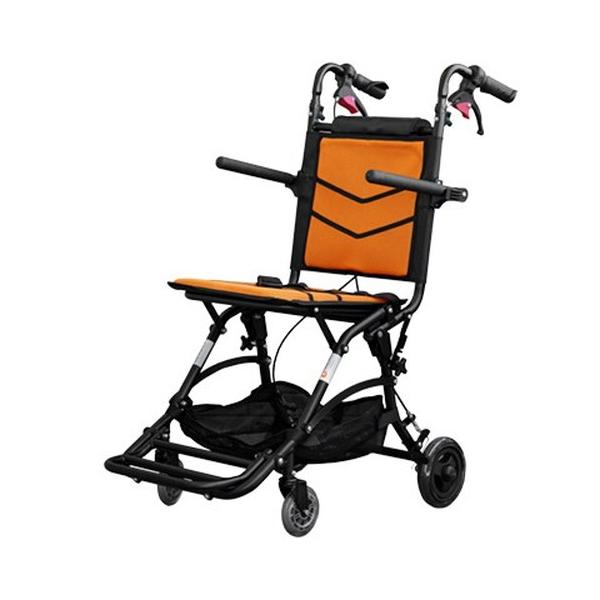 【発売日：2023年11月09日】新幹線や飛行機内でも乗り入れやすいコンパクト仕様の介助車です。最大の魅力は付属の収納袋に入れて持ち運べる点。リュック式なので担いで移動可能です。ノーパンクタイヤを使用しているため、路面のゴミや収納時の取り扱...