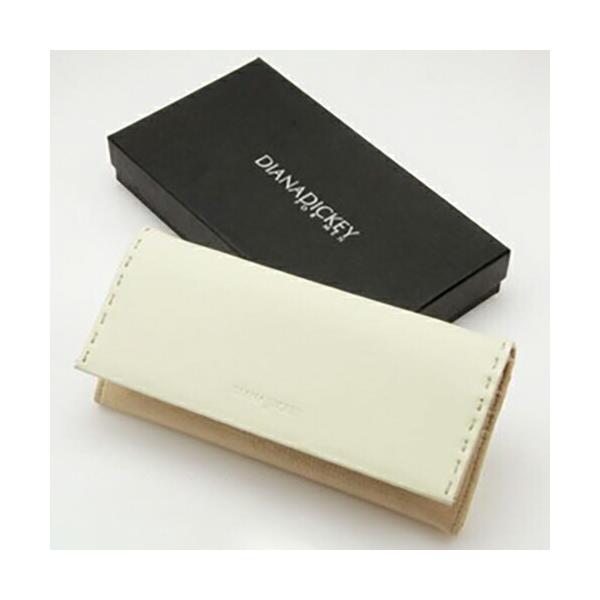 【発売日：2014年05月19日】■素 材:本革■サイズ:H20×W9.5×D2.5cm■収 納:札入れ×2・ファスナー式小銭入れ×1・カードポケット×14・フリーポケット×3■付属品:純正化粧箱ダイアナディッキー本革2つ折り財布■素 材:...