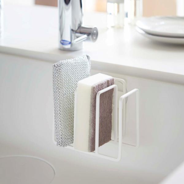 【発売日：2018年08月28日】山崎実業 吸盤スポンジホルダー 3連 プレート ホワイトJANコード：4903208024952◆3つのスポンジを一括収納。◆吸盤だからシンクの中で使える便利なスポンジホルダー【仕様】サイズ(約)：幅12....