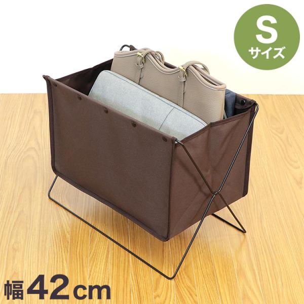 【発売日：2026年01月08日】【商品説明】広げて使い、たためてスッキリ。LIV PLUSの折りたたみ式フロアーラック（ボックスタイプ・Sサイズ）は、バッグや手荷物を床に直接置かずにスマートに収納できます。底板付きで型崩れしにくく、荷物を...