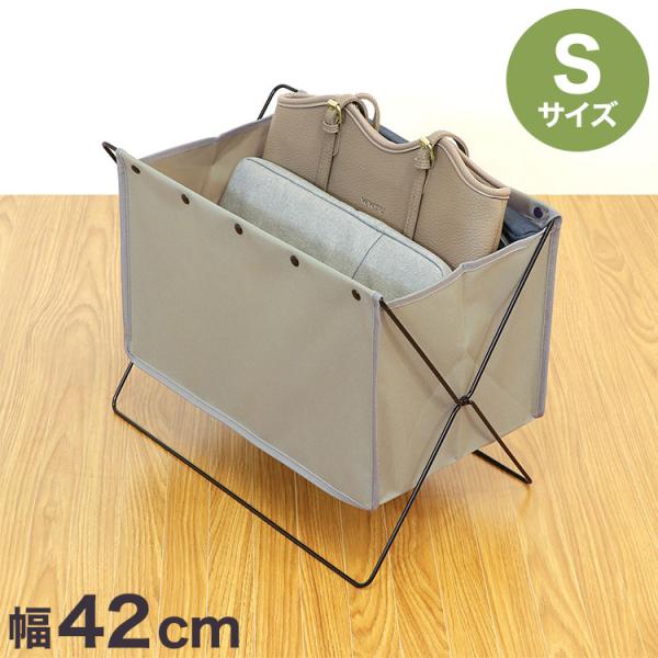 【発売日：2026年01月08日】【商品説明】広げて使い、たためてスッキリ。LIV PLUSの折りたたみ式フロアーラック（ボックスタイプ・Sサイズ）は、バッグや手荷物を床に直接置かずにスマートに収納できます。底板付きで型崩れしにくく、荷物を...