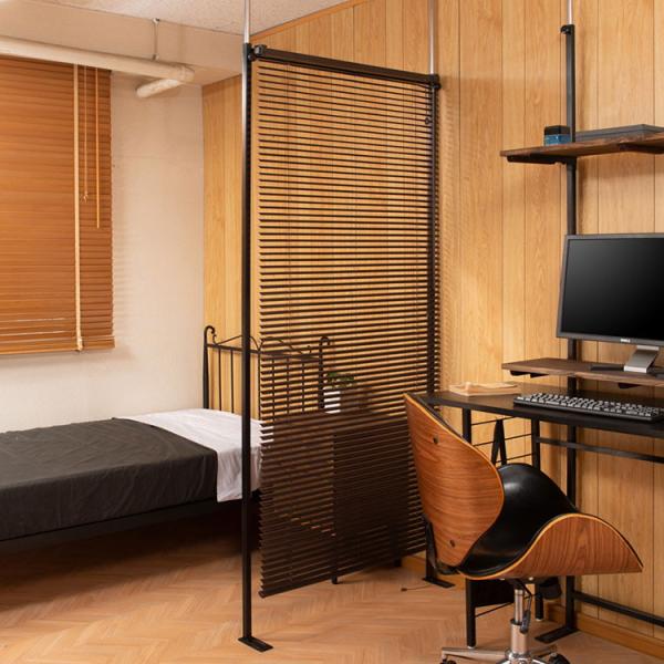 【発売日：2025年09月05日】賃貸マンション等に最適な壁にネジ穴を開けなくても設置できるブラインドが登場！突っ張り式で間仕切りにもなり使い方は無限大。扉など取っ払ってブラインドにすれば光量も調節できて、開放感＆お洒落な部屋に変身。シング...