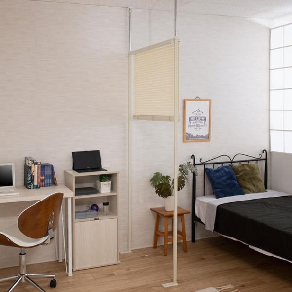 【発売日：2025年09月05日】賃貸マンション等に最適な壁にネジ穴を開けなくても設置できるブラインドが新登場！突っ張り式で間仕切りにもなり使い方は無限大。扉など取っ払ってブラインドにすれば光量も調節できて、開放感＆お洒落な部屋に変身。シン...