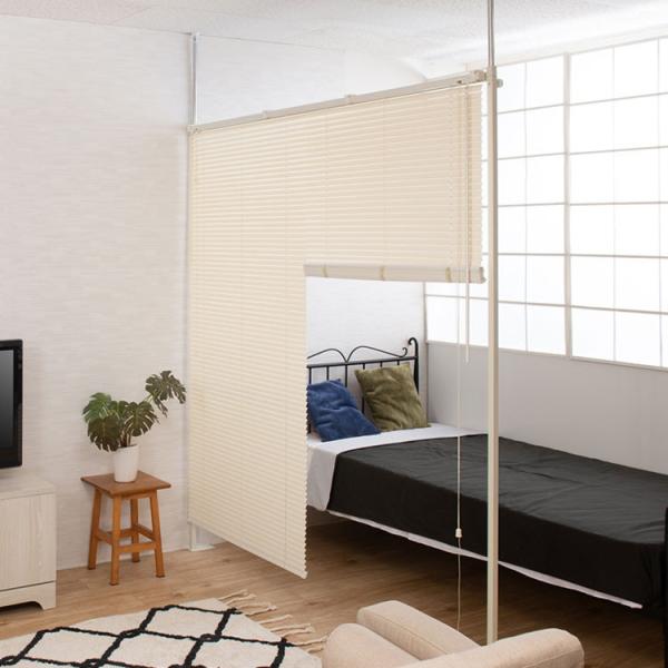 【発売日：2025年09月05日】賃貸マンション等に最適な壁にネジ穴を開けなくても設置できるブラインドが新登場！突っ張り式で間仕切りにもなり使い方は無限大。扉など取っ払ってブラインドにすれば光量も調節できて、開放感＆お洒落な部屋に変身。シン...